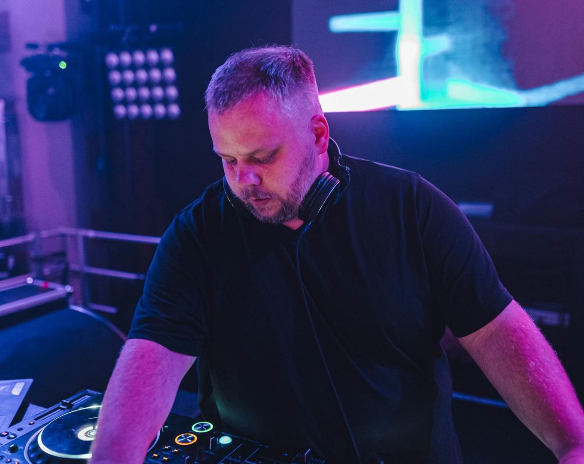 As heard on Hot Radio - Mr DJ - Bournemouth & Poole Wedding DJ Hire